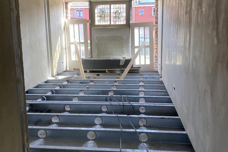 Slim floor construction for large spans